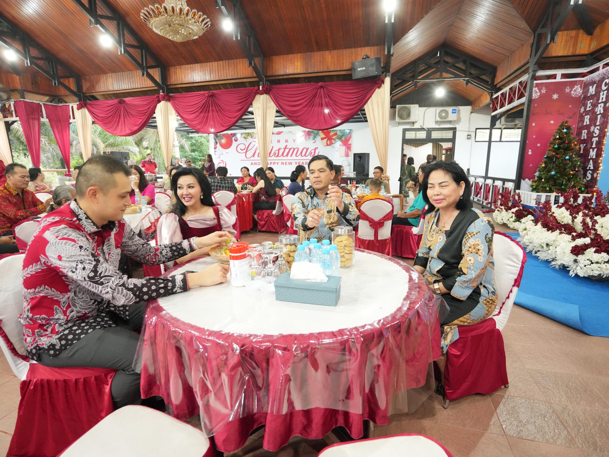 Karolin dan Suami Hadiri Open House Natal di Kediaman Wakil Bupati ...